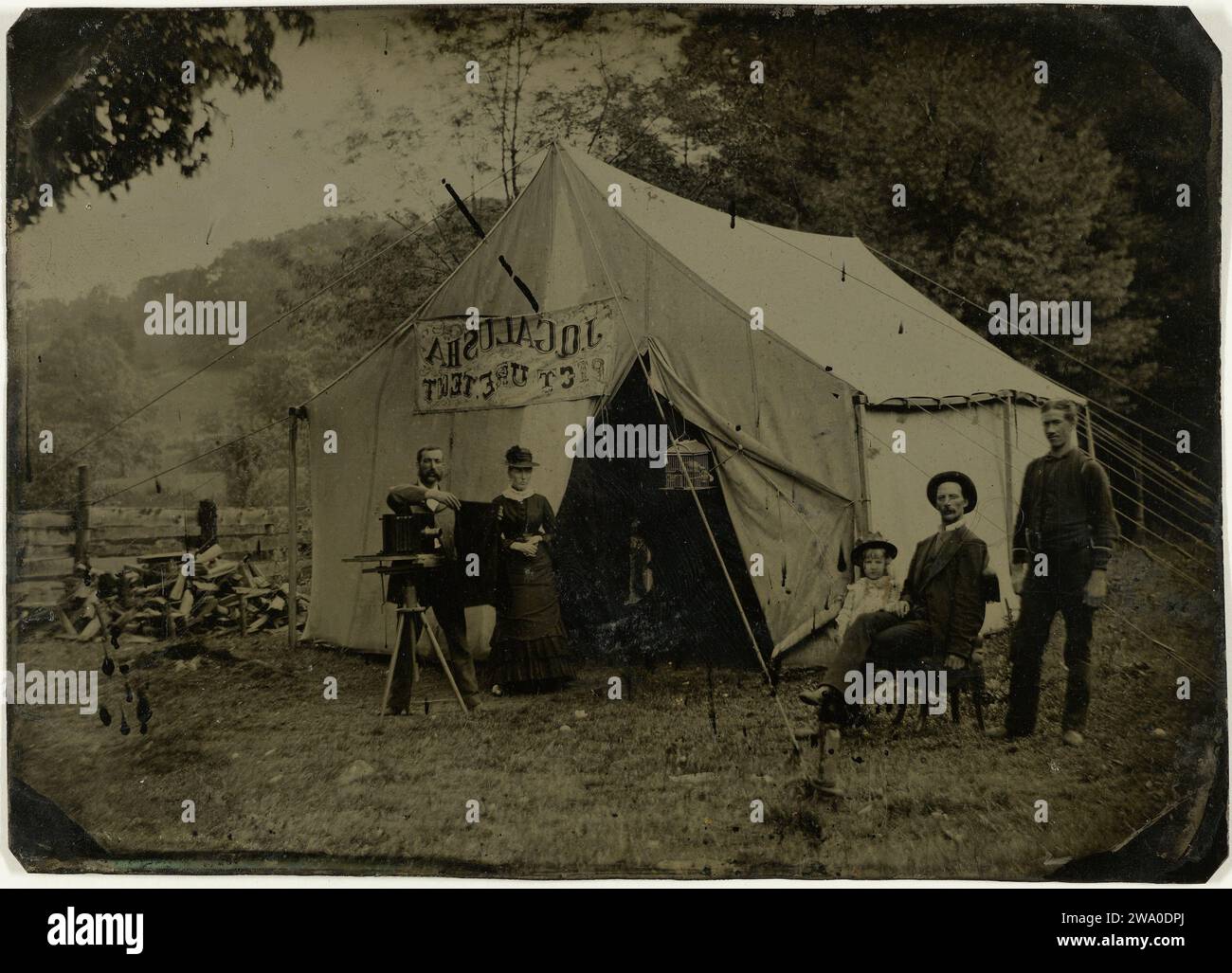 Ferrotypie tent of the photographer, c. 1880 - c. 1900 photograph Text ...
