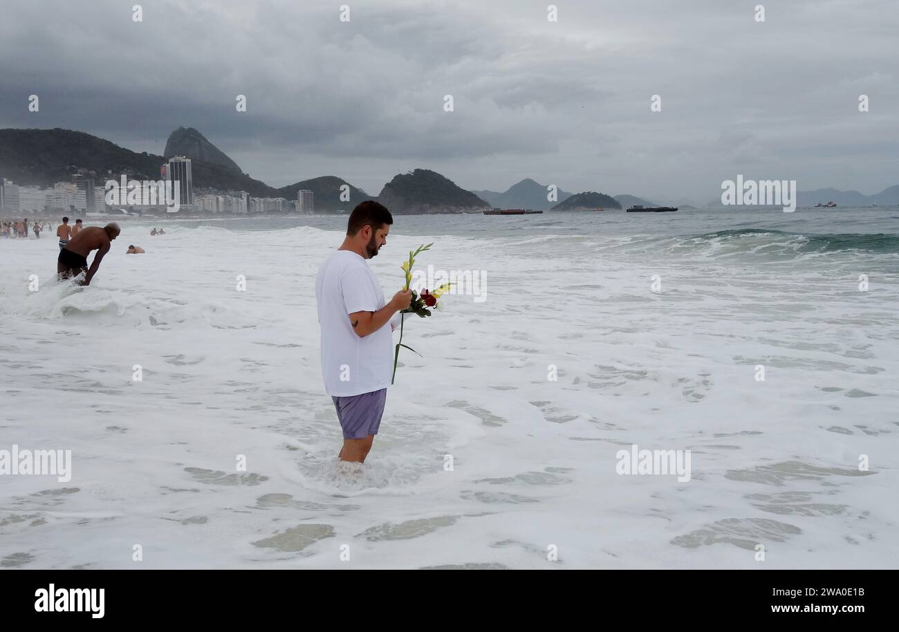 Rio de Janeiro, Rio de Janeiro, Brazil. 31st Dec, 2023. A man says a ...