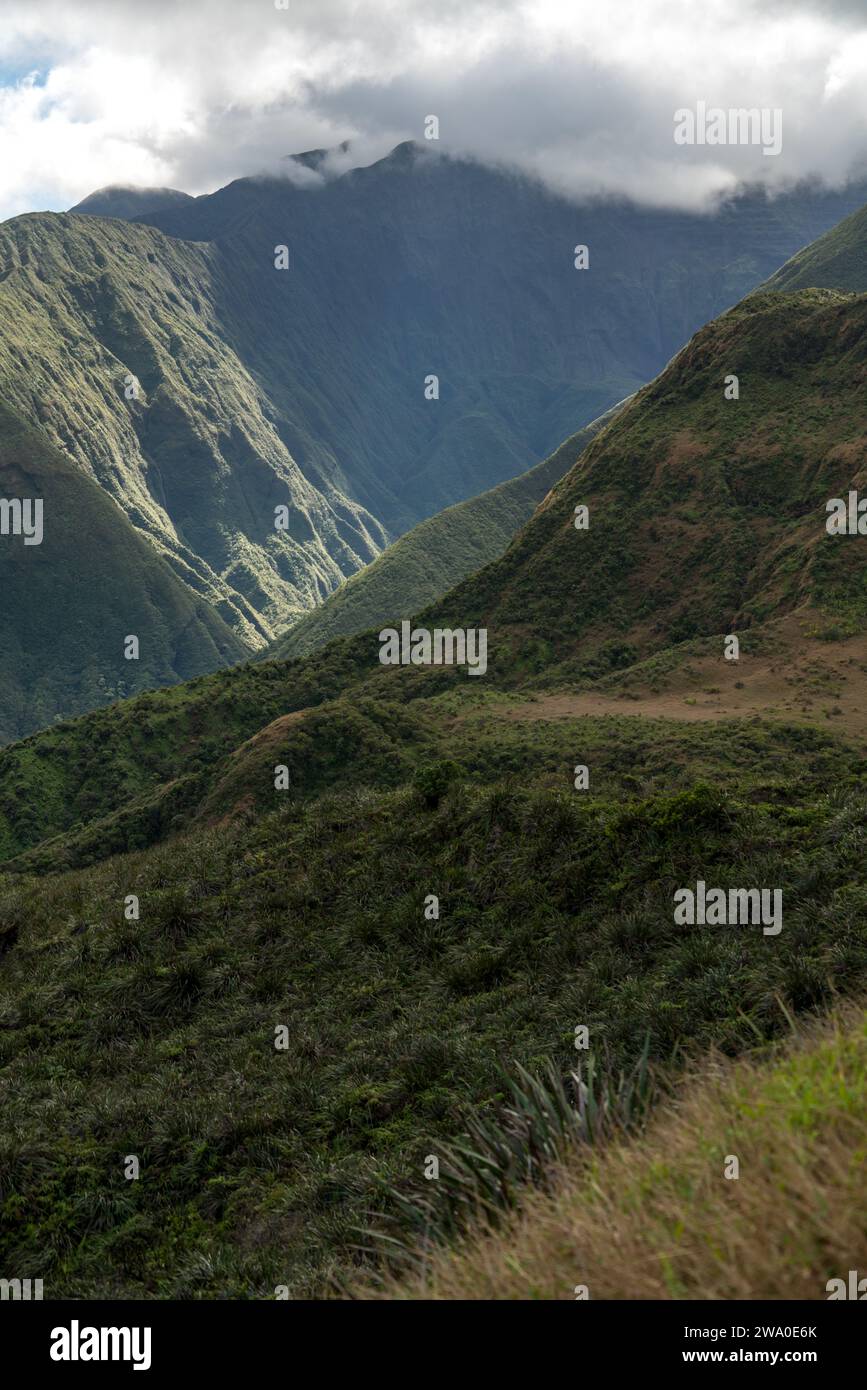 Light cascades down the lush mountain valley of Waihe'e Ridge in Maui ...