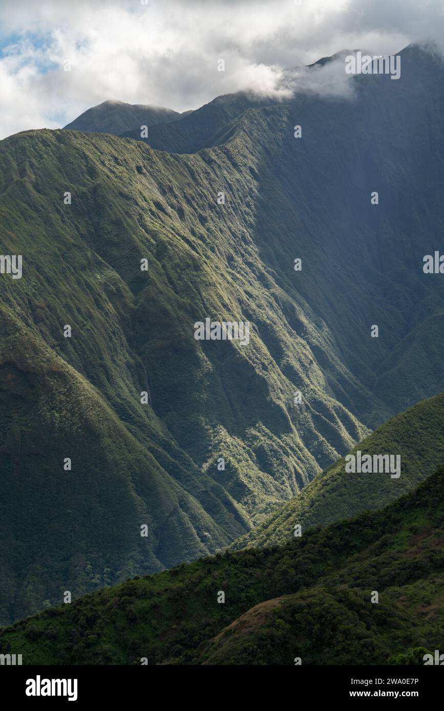 Light cascades down the lush mountain valley of Waihe'e Ridge in Maui ...