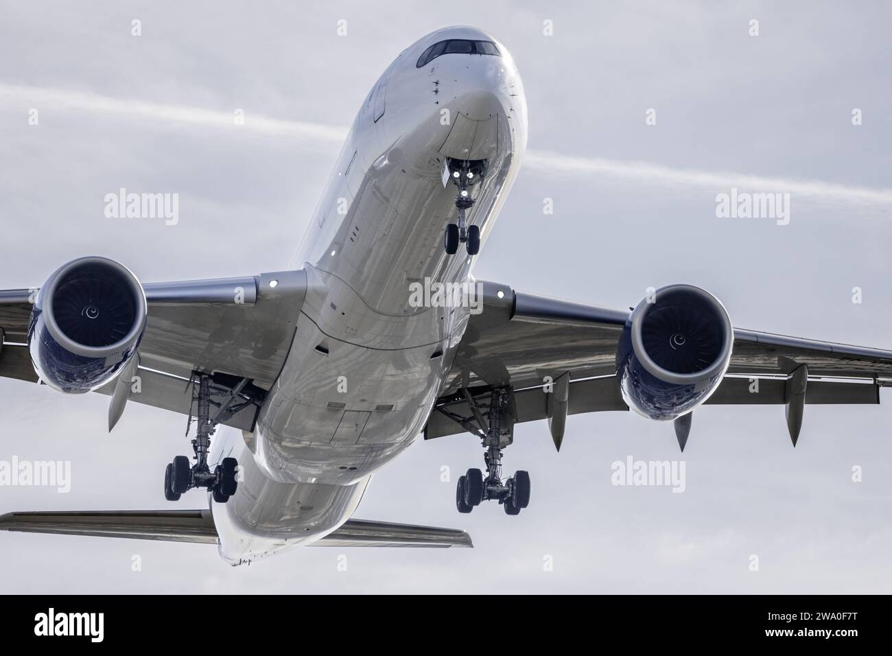 Frontal view takeoff landing aircraft hi-res stock photography and ...
