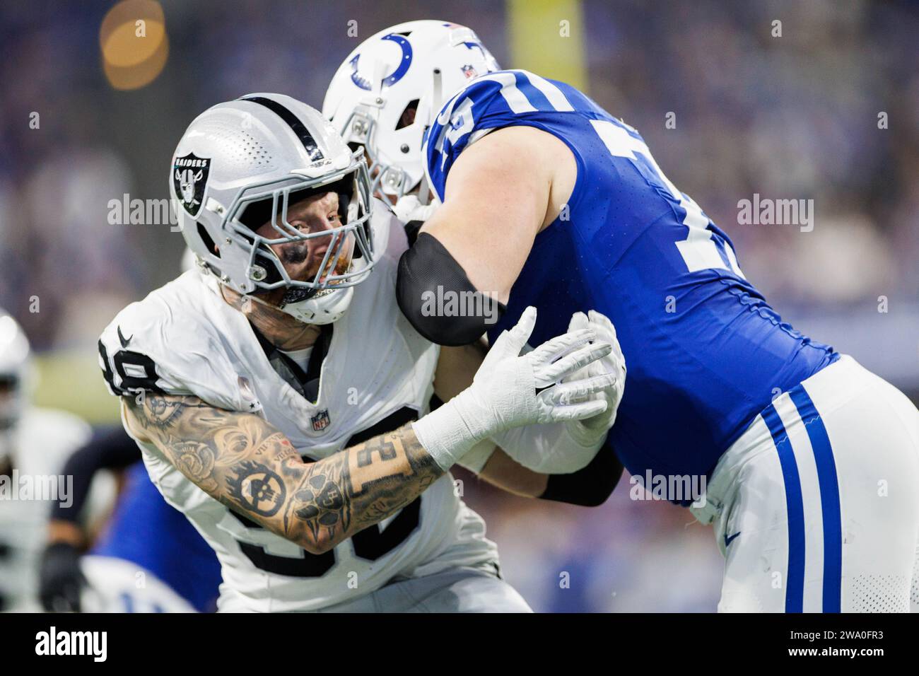 Defensive lineman line scrimmage hi-res stock photography and images ...