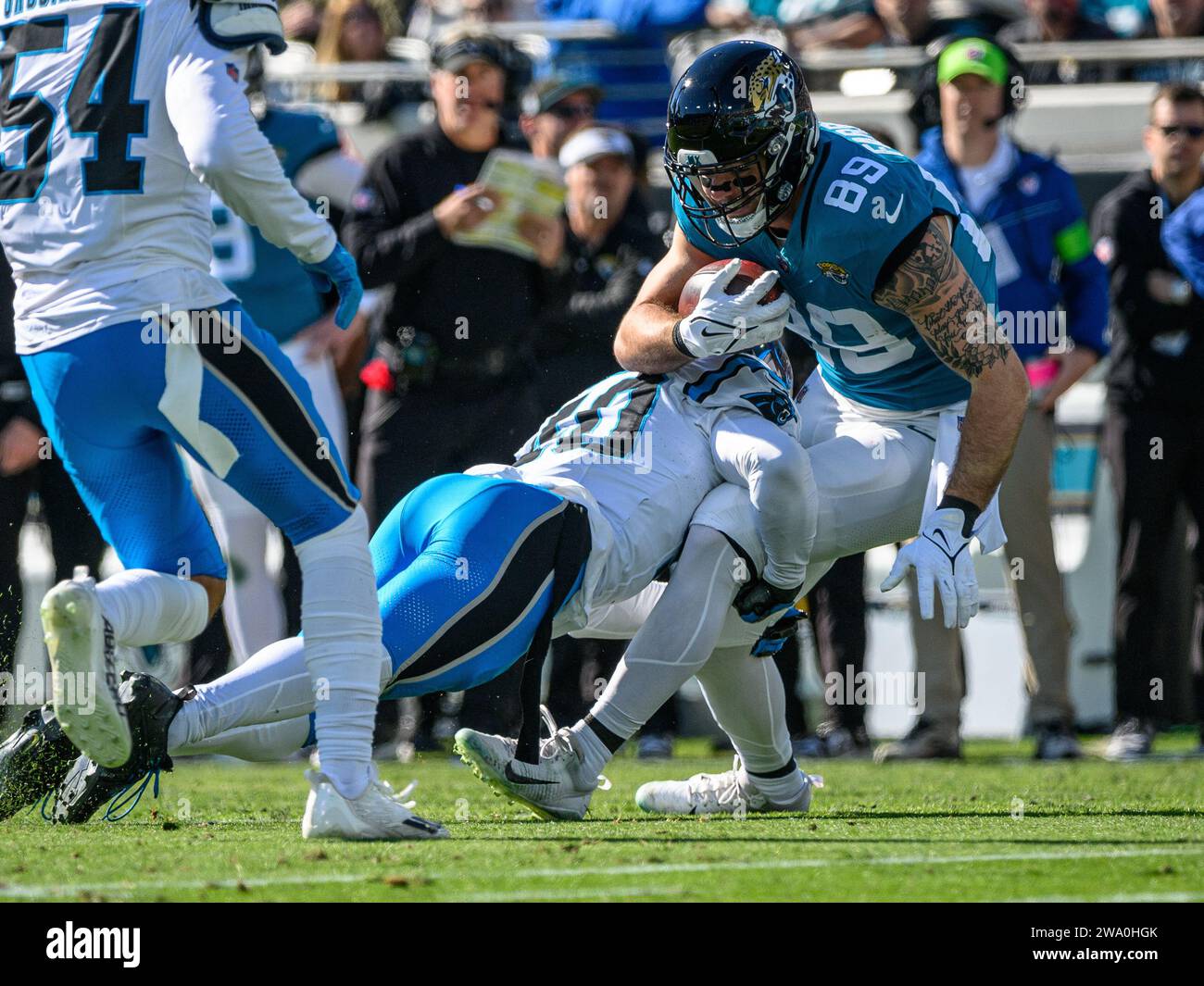 Jacksonville, FL, USA. 31st Dec, 2023. Jacksonville Jaguars tight end ...