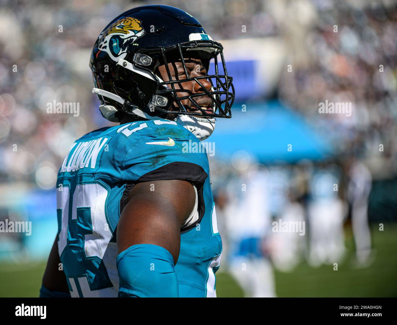 Jacksonville, FL, USA. 31st Dec, 2023. Jacksonville Jaguars linebacker Foyesade Oluokun (23 ...