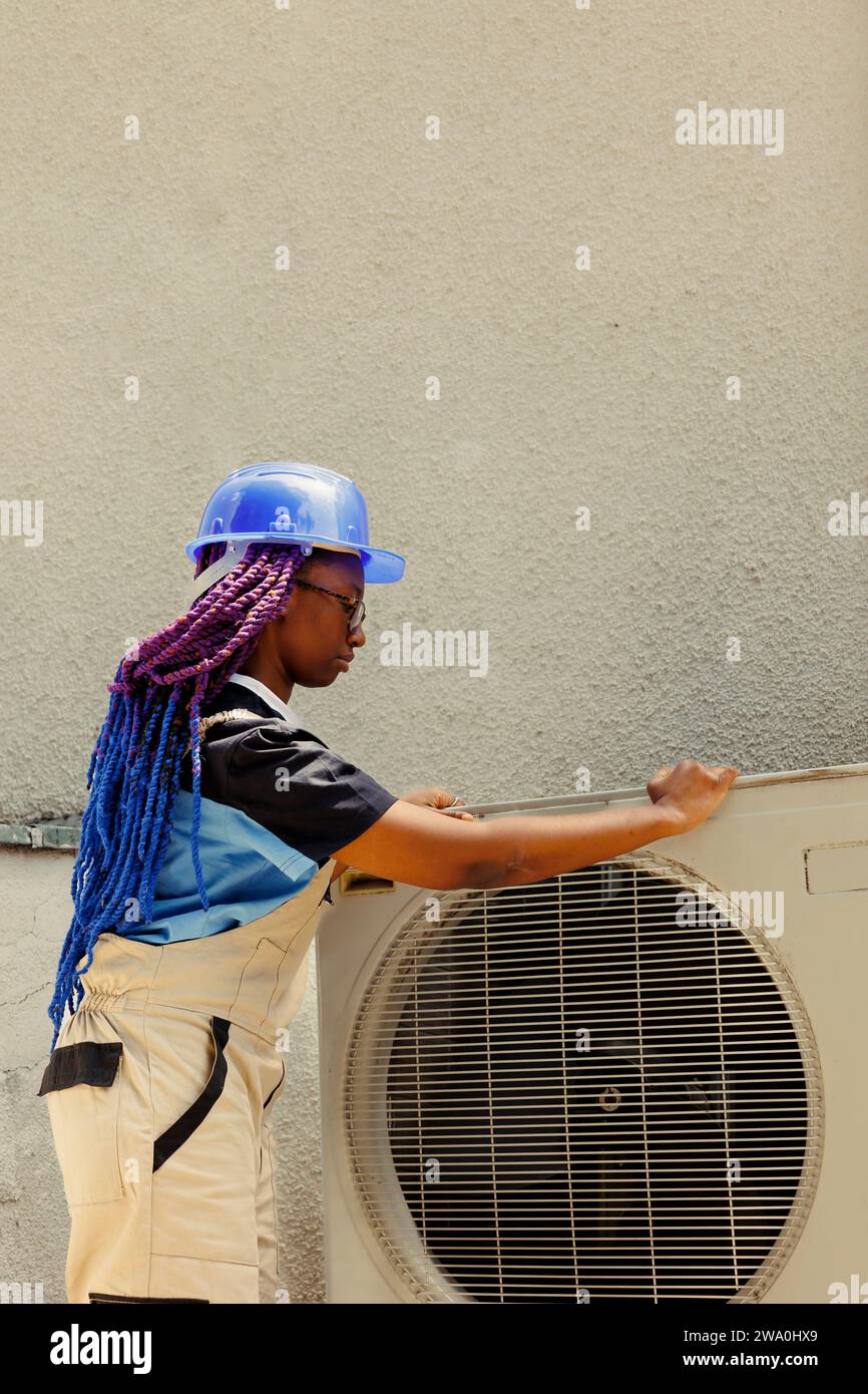 Grill mechanic hi-res stock photography and images - Alamy