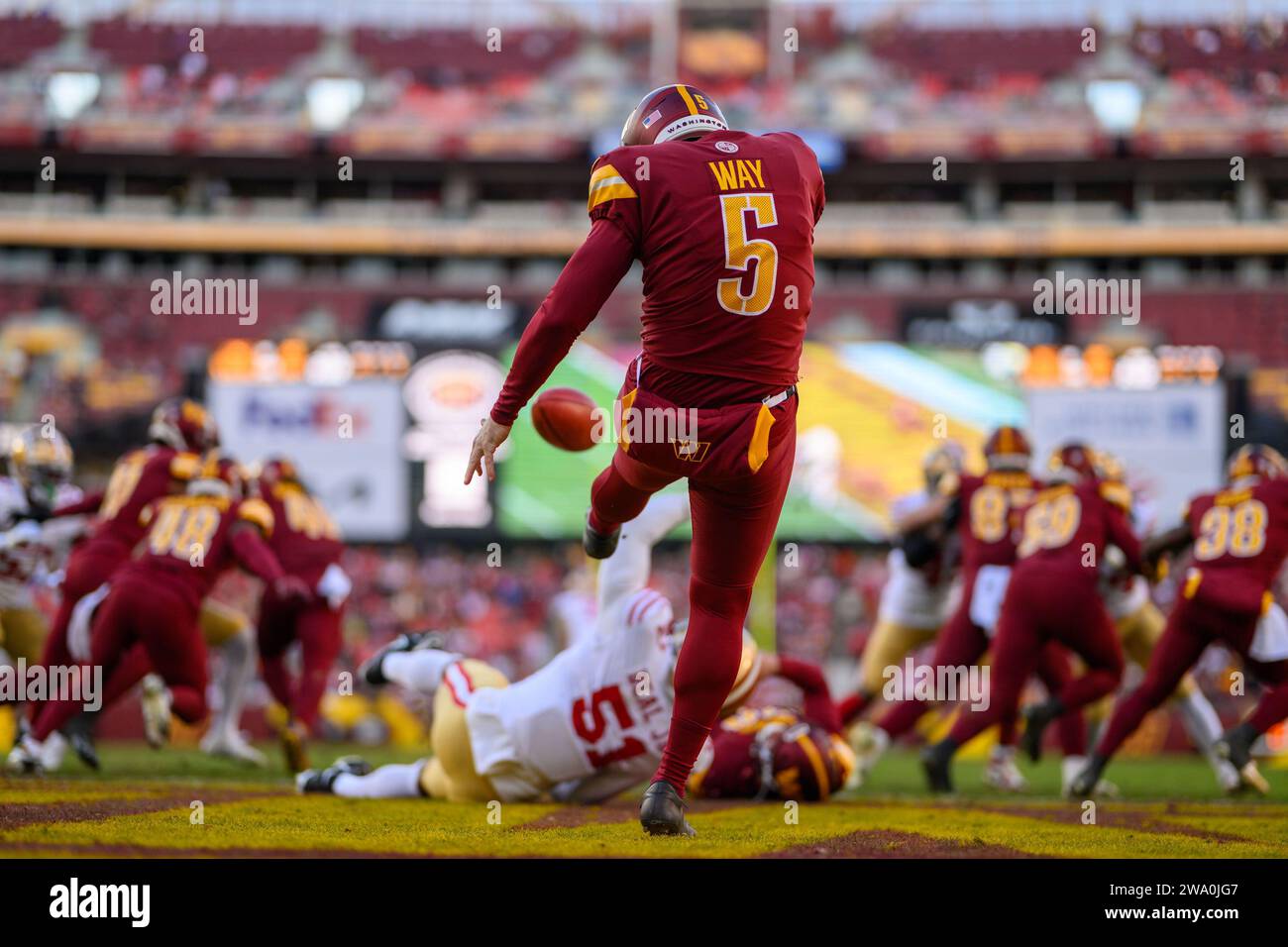 Landover, MD, USA. 31st Dec, 2023. Washington Commanders punter Tress ...