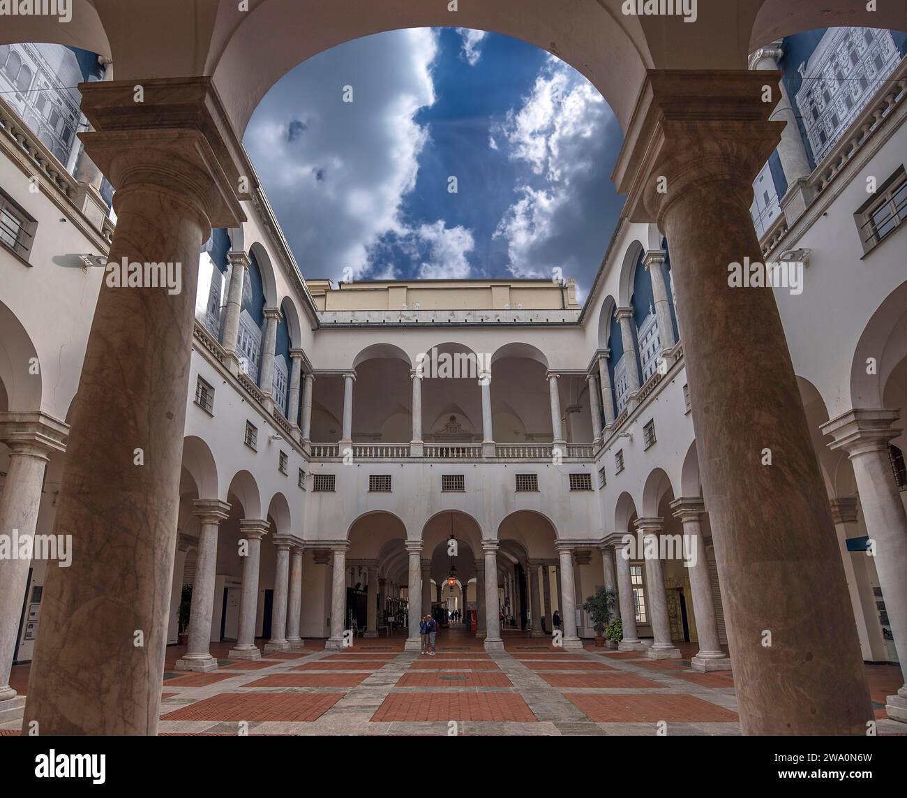 Courtyard palazzo ducale piazza hi-res stock photography and images - Alamy