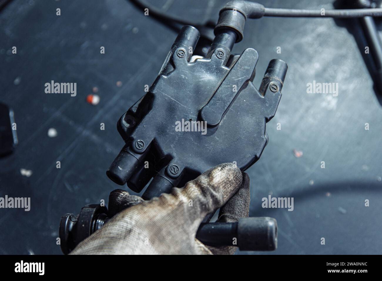 Engine ignition system distributor and high-voltage ignition cable ...