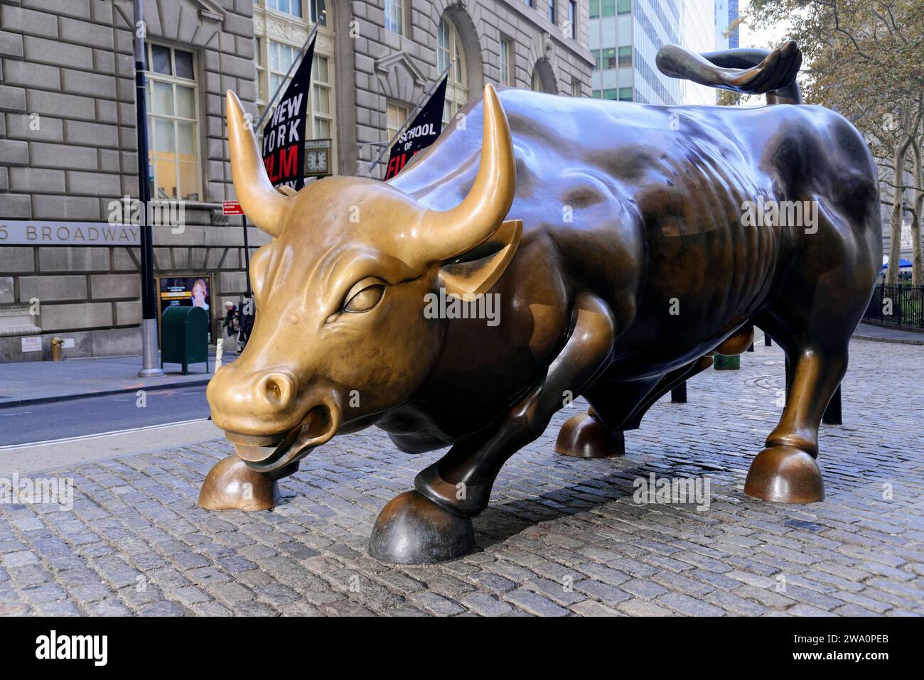 Us stock market bull statue hi-res stock photography and images - Alamy