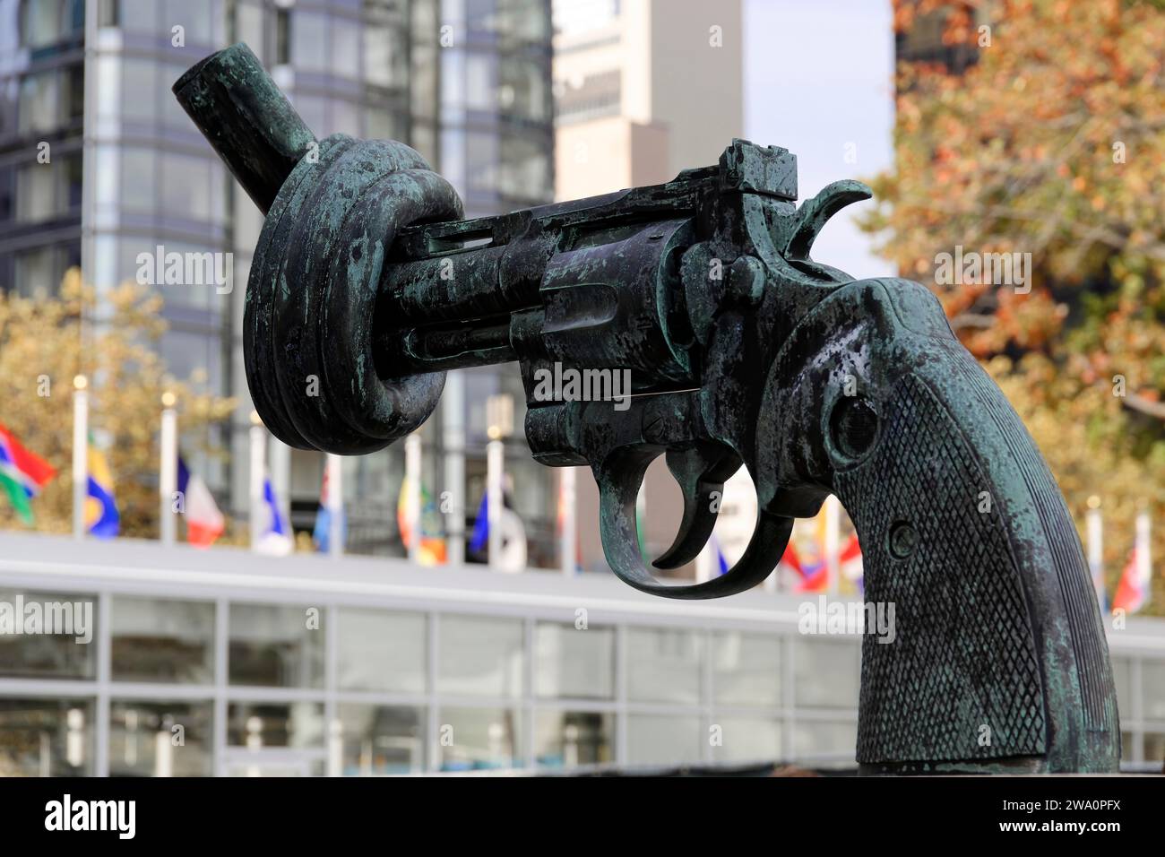 Statue in front united nations hi-res stock photography and images - Alamy