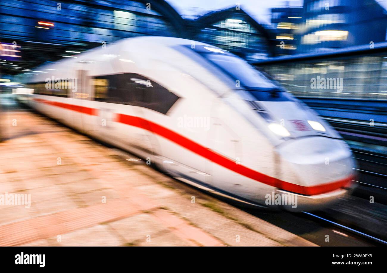 A Deutsche Bahn ICE train passing through Friedrichstrasse station ...