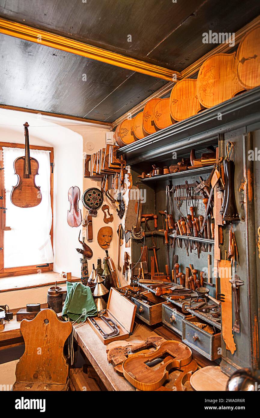 Violin makers hi-res stock photography and images - Alamy