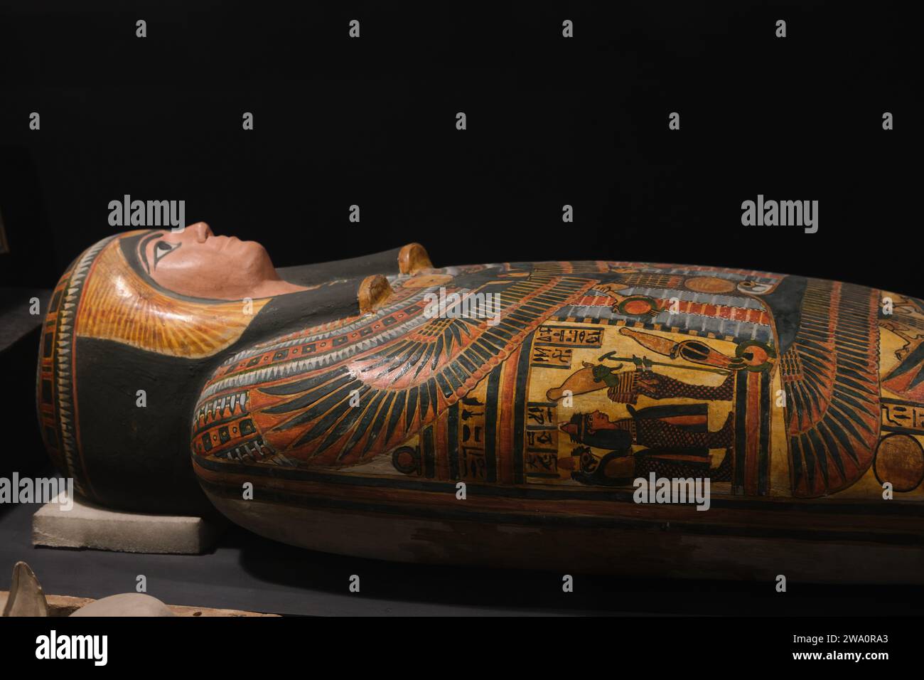 Egyptian pharaoh mask hieroglyphs hi-res stock photography and images ...