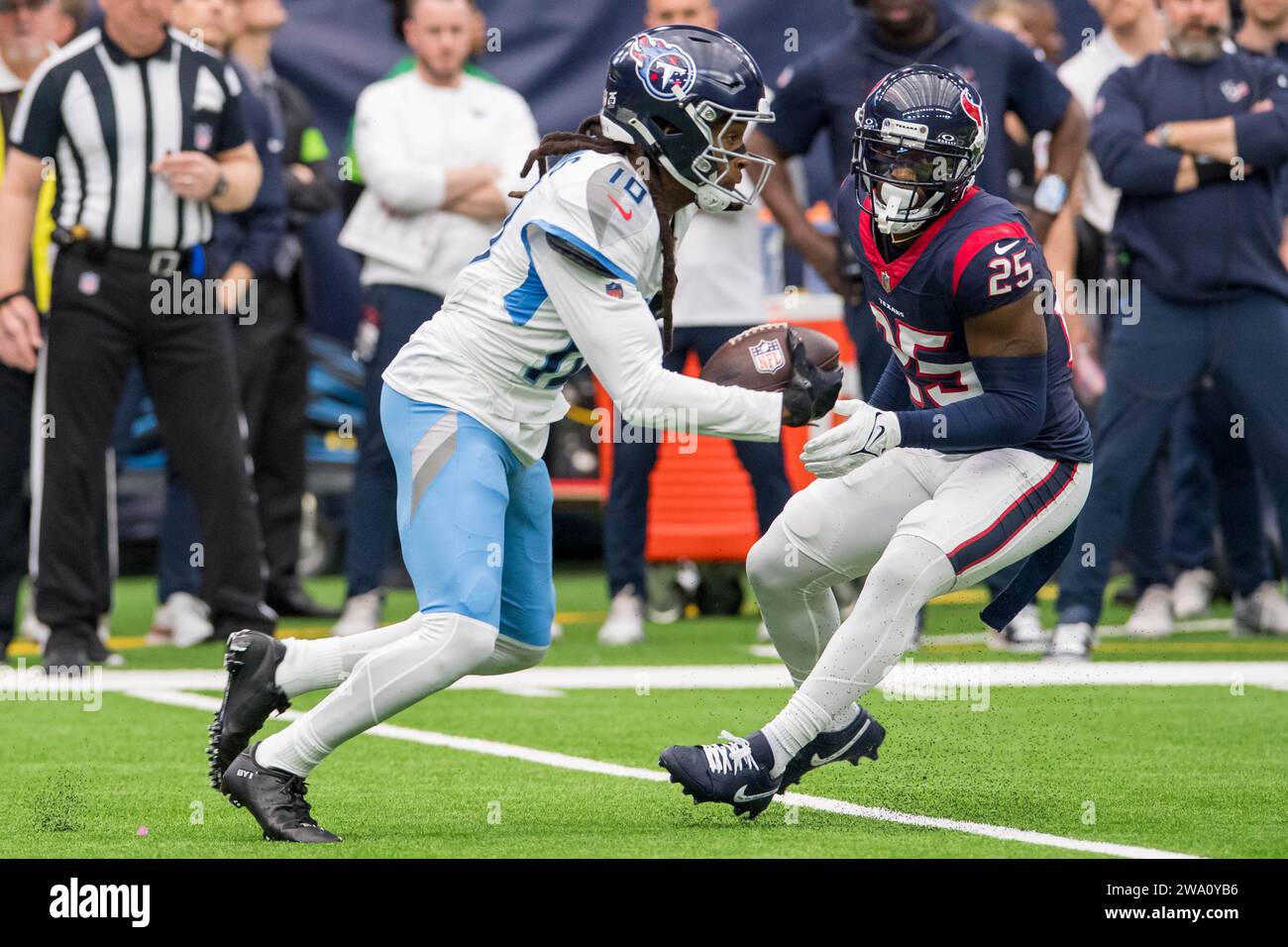 Houston, TX, USA. 31st Dec, 2023. Tennessee Titans wide receiver DeAndre Hopkins (10) runs after ...