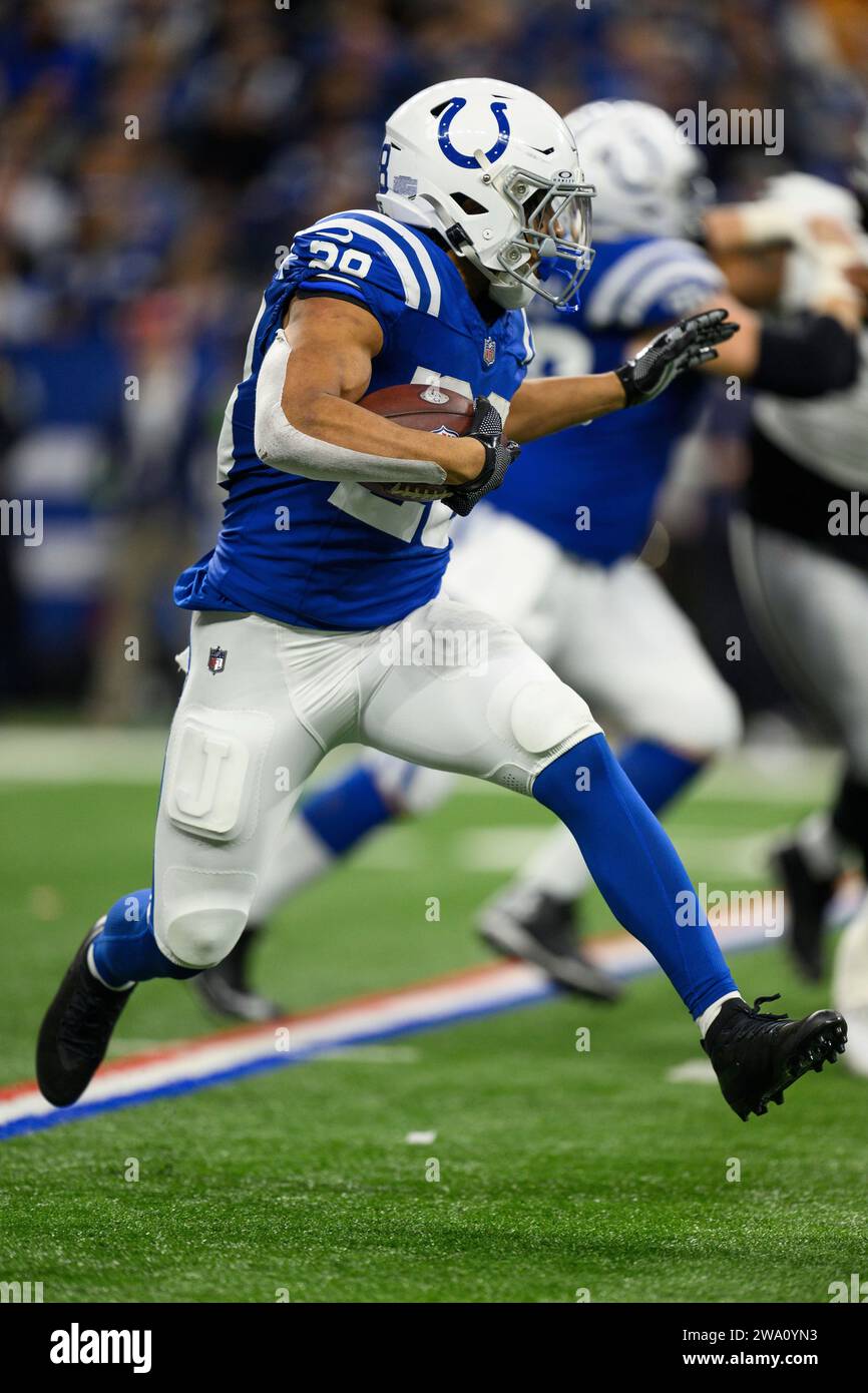 Indianapolis Colts running back Jonathan Taylor (28) runs to the ...