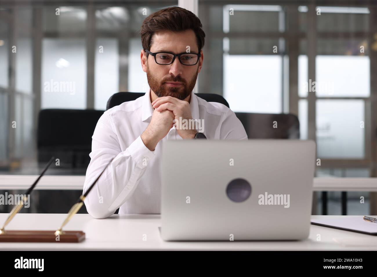 Accountant man serious hi-res stock photography and images - Alamy