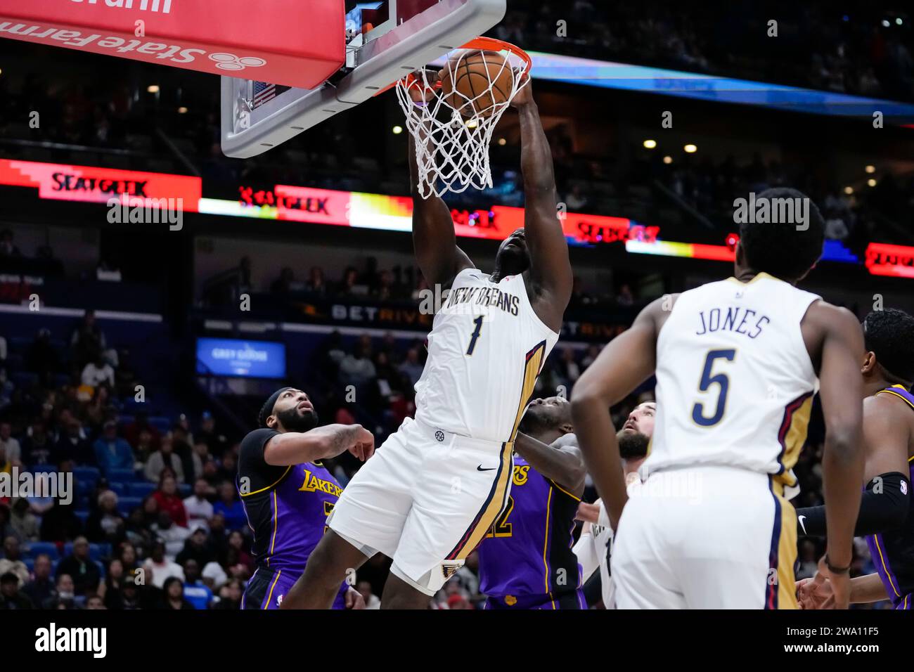 Los Angeles Lakers guard D'Angelo Russell (1) slam dunks over Los ...