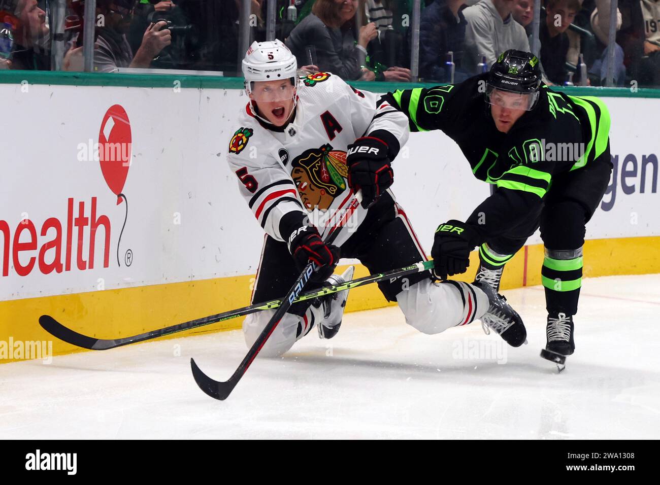 Chicago Blackhawks defenseman Connor Murphy (5) and Dallas Stars center ...