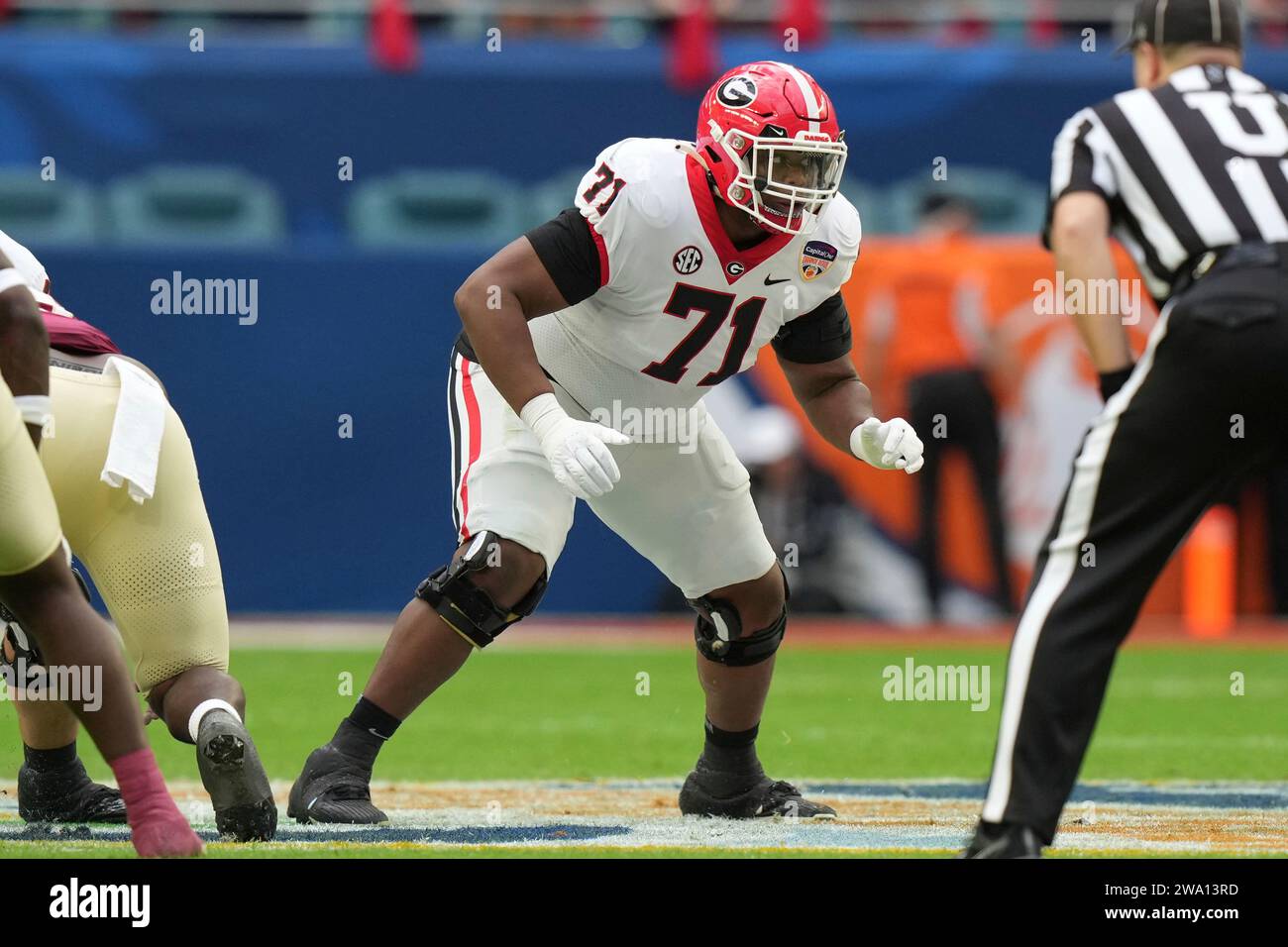 MIAMI GARDENS, FL - DECEMBER 30: Georgia Bulldogs offensive lineman ...