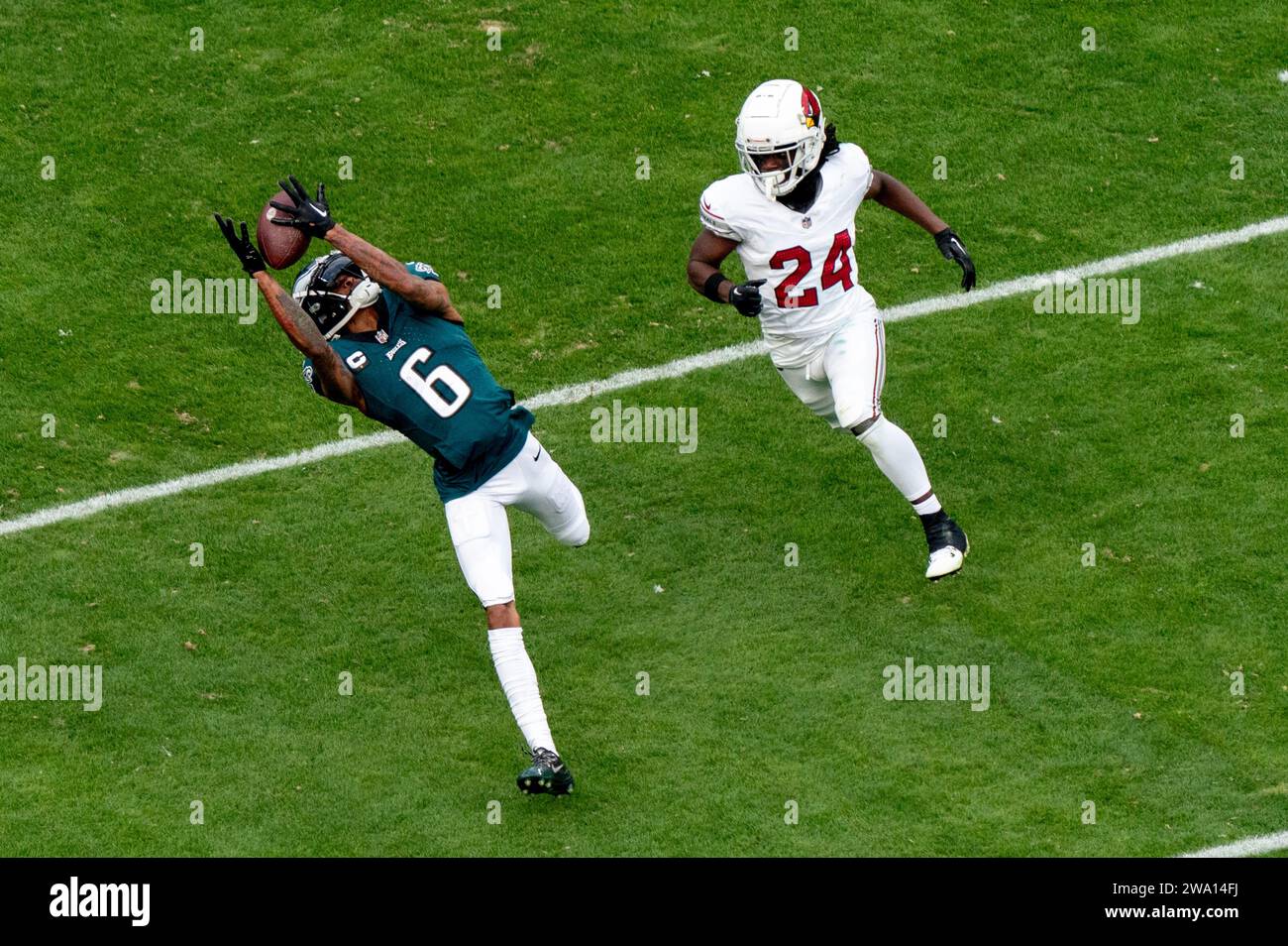 Philadelphia Eagles wide receiver DeVonta Smith (6) reaches for the ...