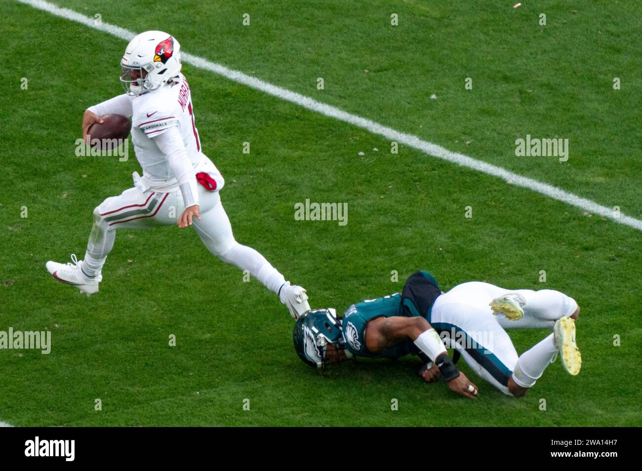 Arizona Cardinals quarterback Kyler Murray (1) runs away from ...