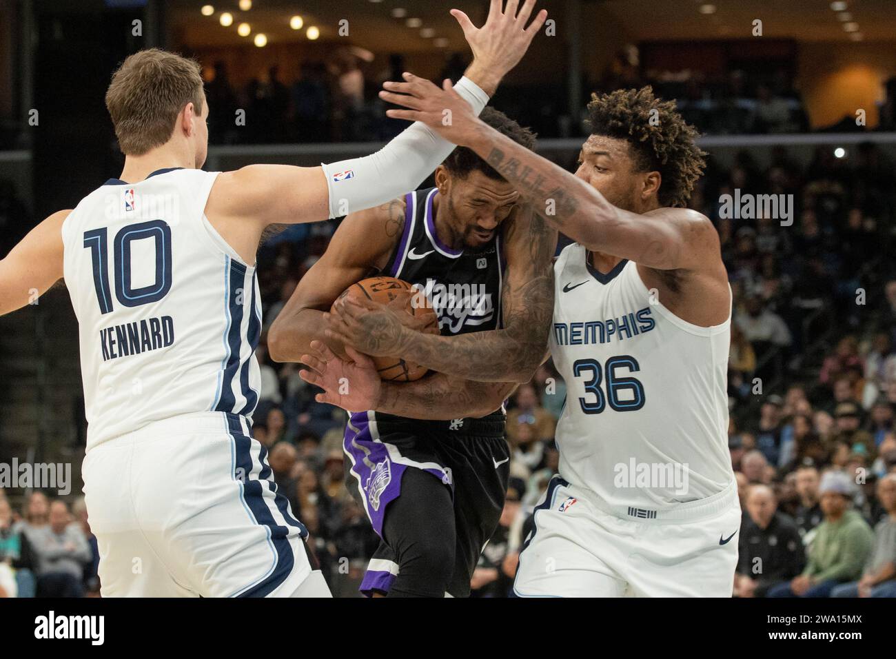 Sacramento Kings guard Malik Monk, center, works through the defense of ...