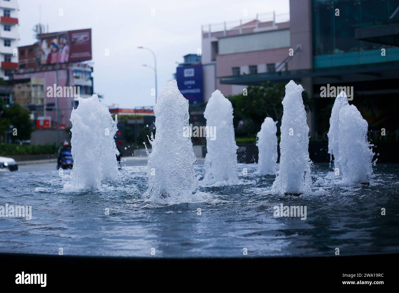 Robin fountain hi-res stock photography and images - Alamy