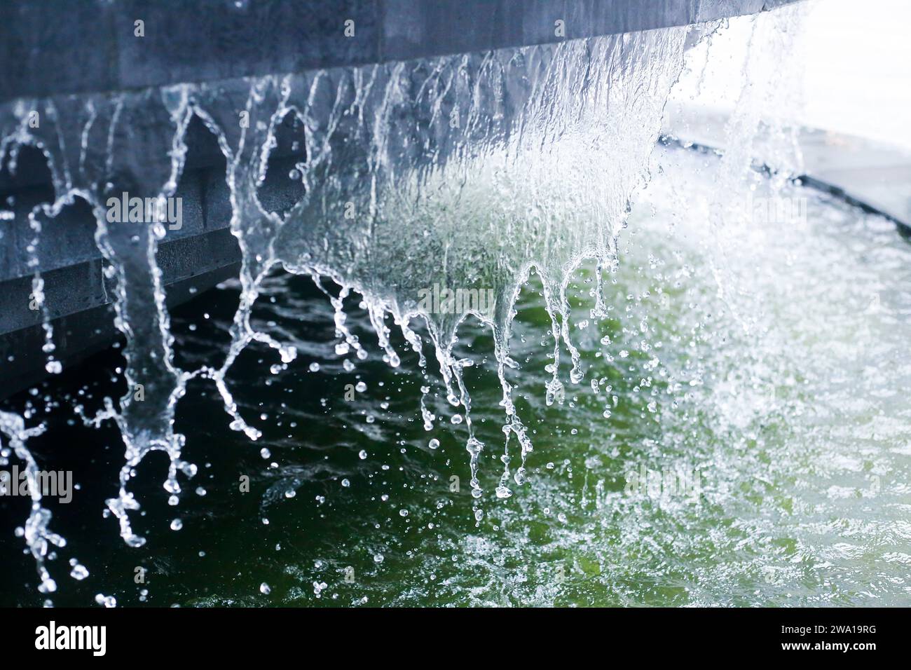 Robin fountain hi-res stock photography and images - Alamy