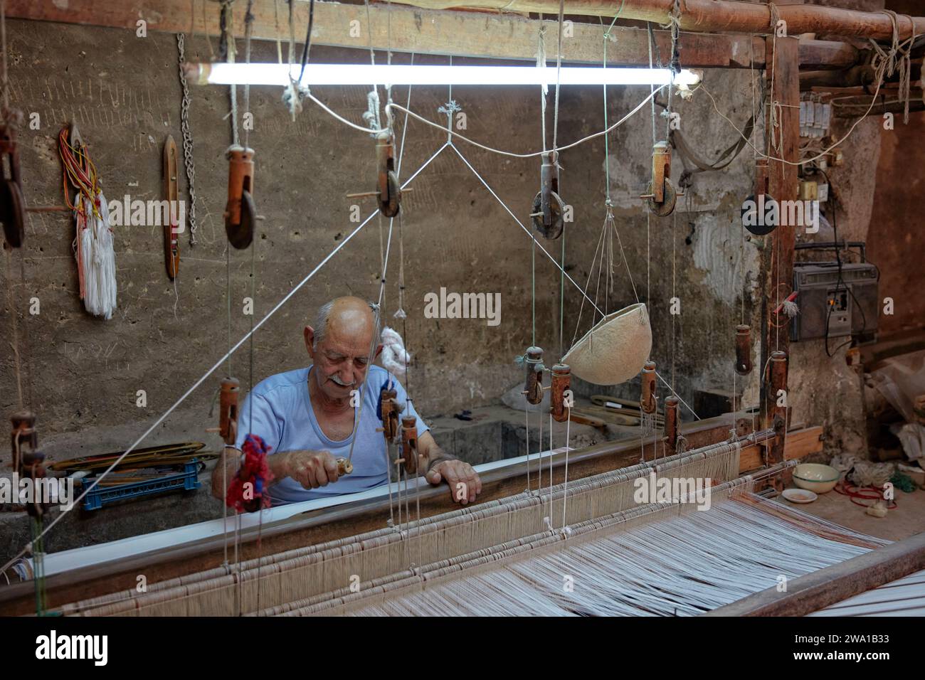 Man weaving loom hi-res stock photography and images - Alamy