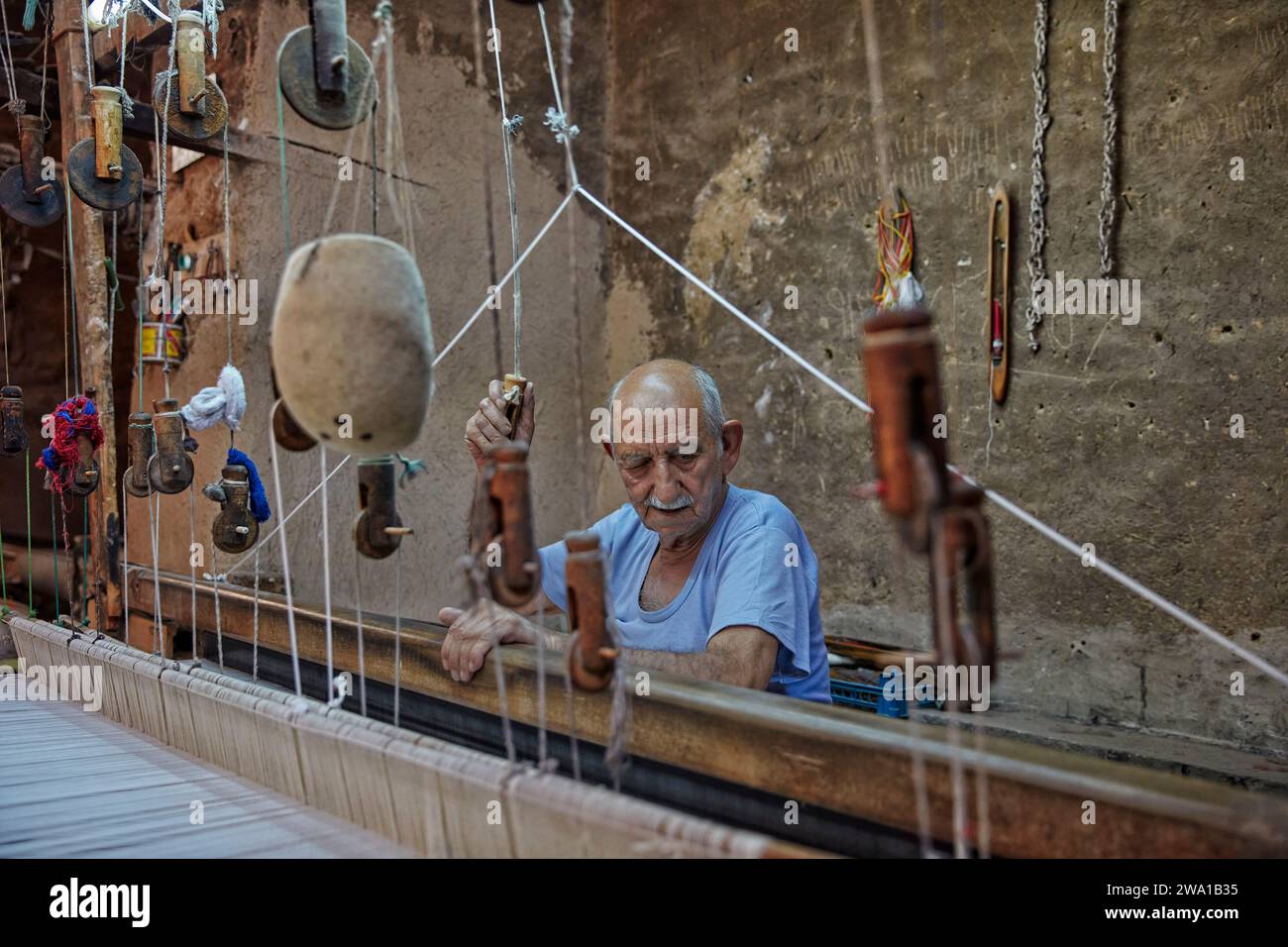 Man weaving loom hi-res stock photography and images - Alamy