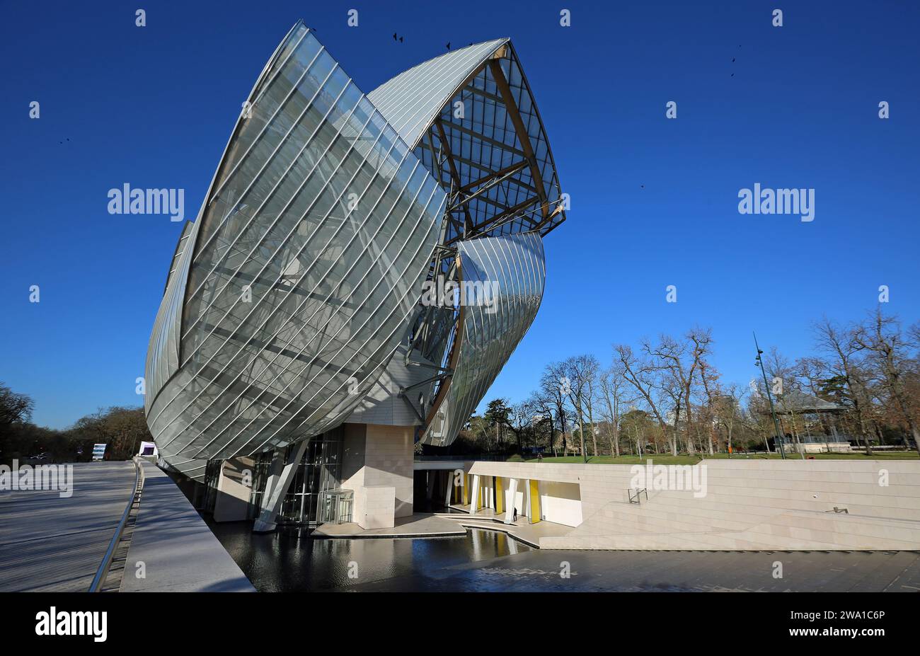 Scenery with Louis Vuitton Foundation, Paris Stock Photo - Alamy