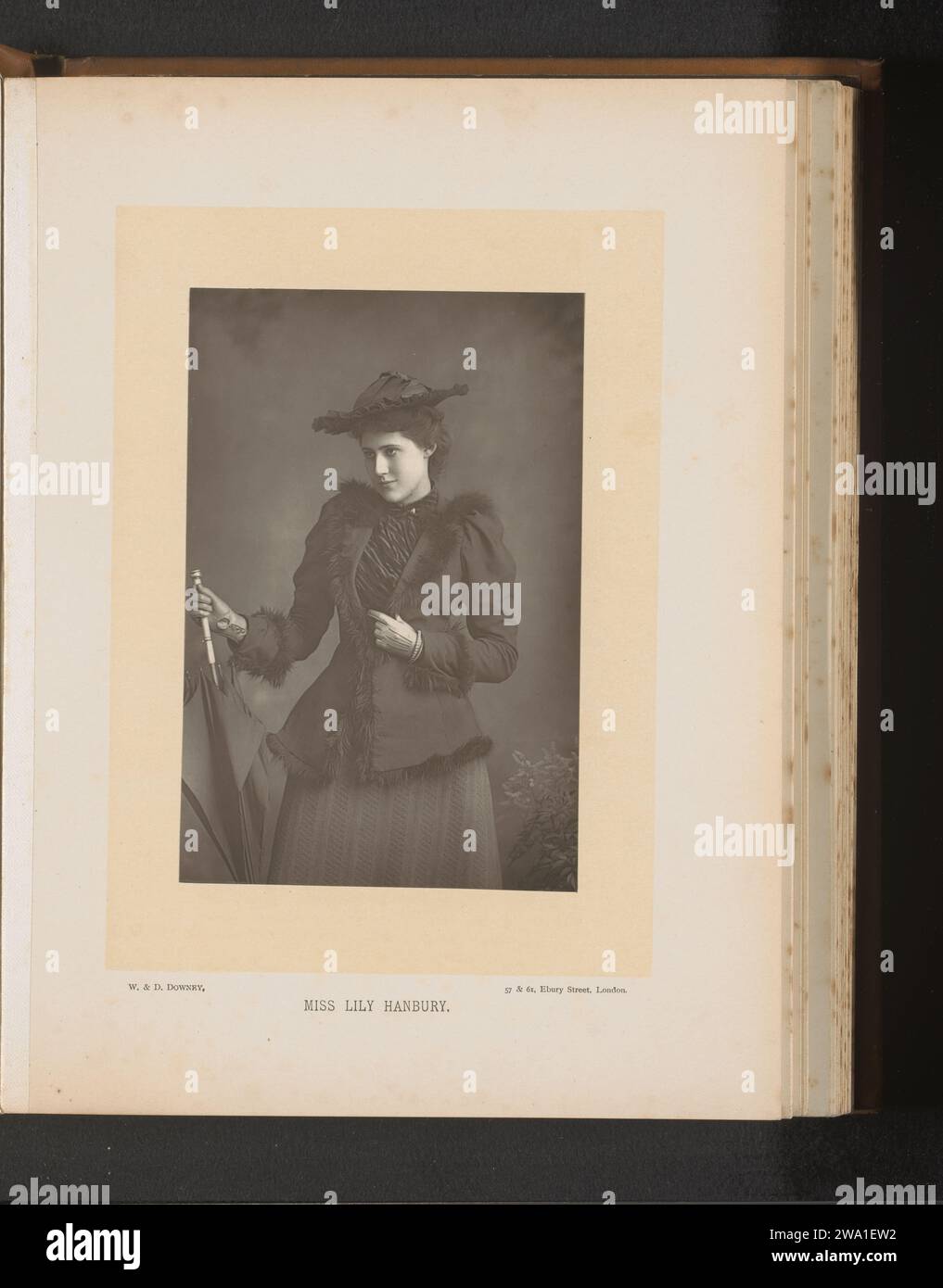 Portret van Lily Hanbury, William & Daniel Downey, c. 1884 - in or ...