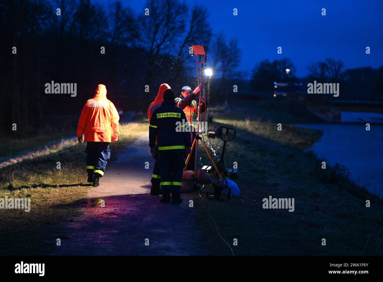 Haren, Germany. 01st Jan, 2024. Volunteers from the Federal Agency for ...