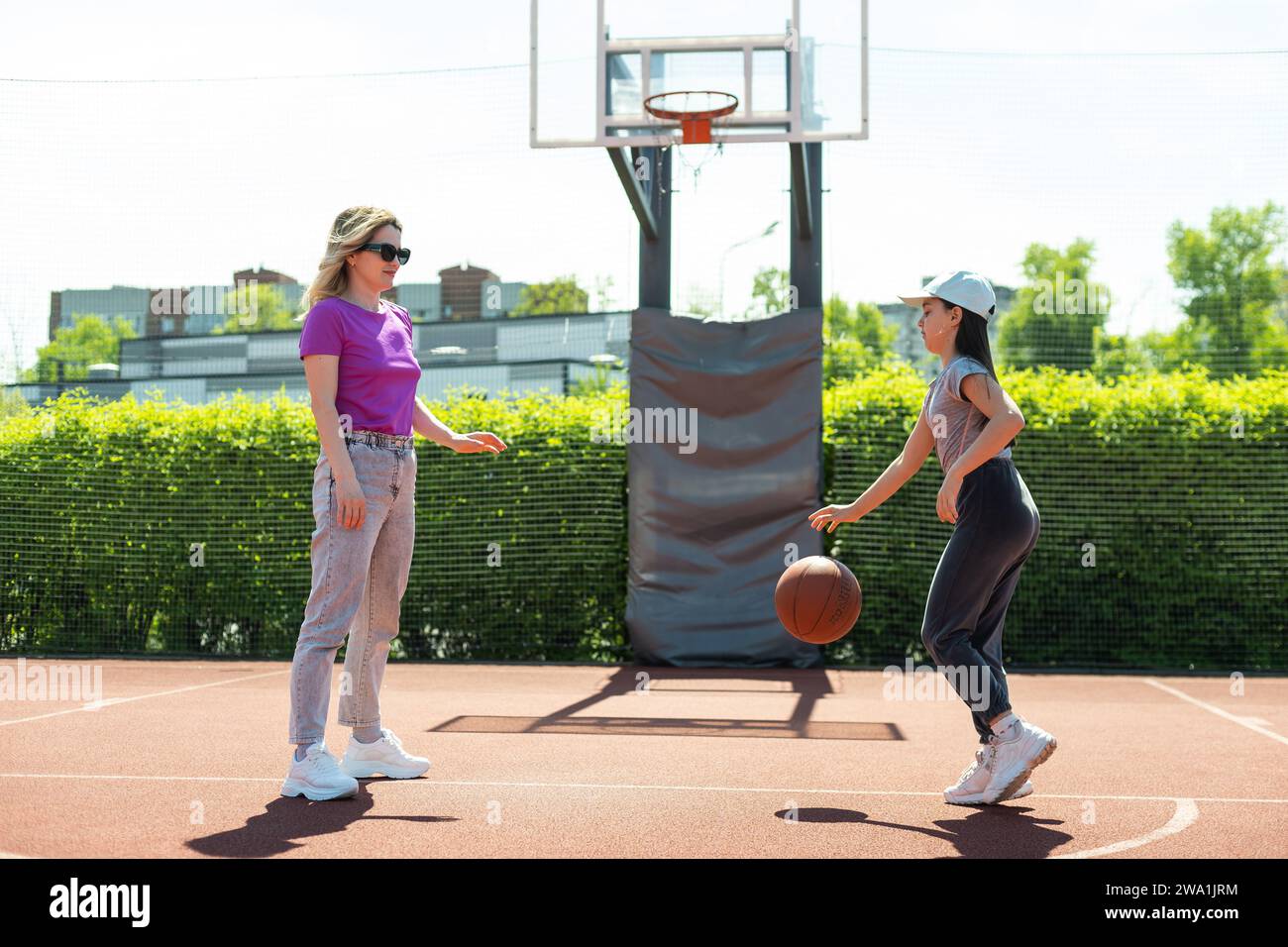Mother and daughter playing basketball Stock Photo - Alamy