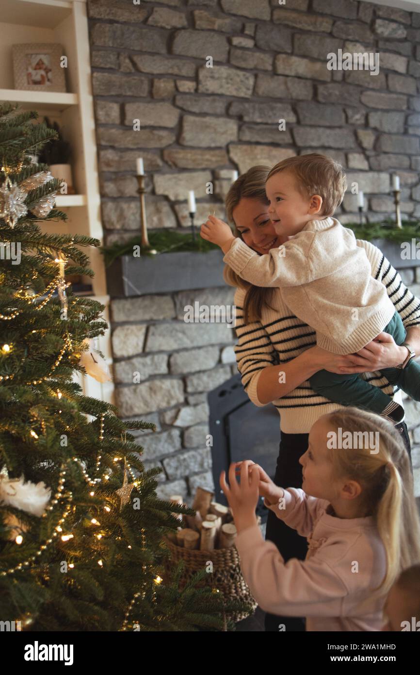 Children celebrating christmas hi-res stock photography and images - Alamy