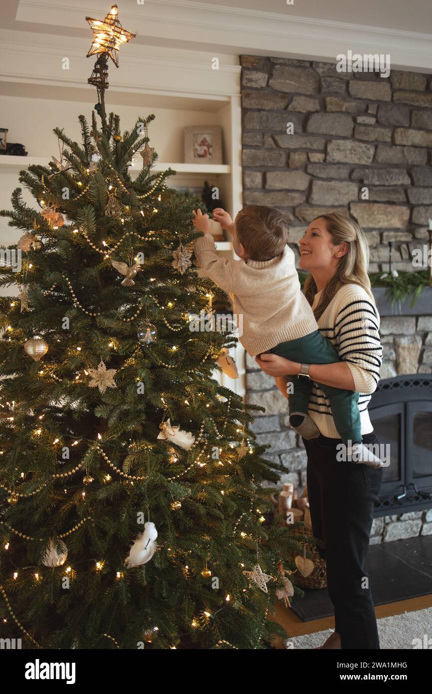 Happy family aesthetic hi-res stock photography and images - Alamy