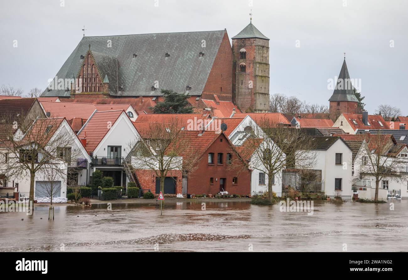 Verden, Germany. 01st Jan, 2024. High water has caused the Aller to ...