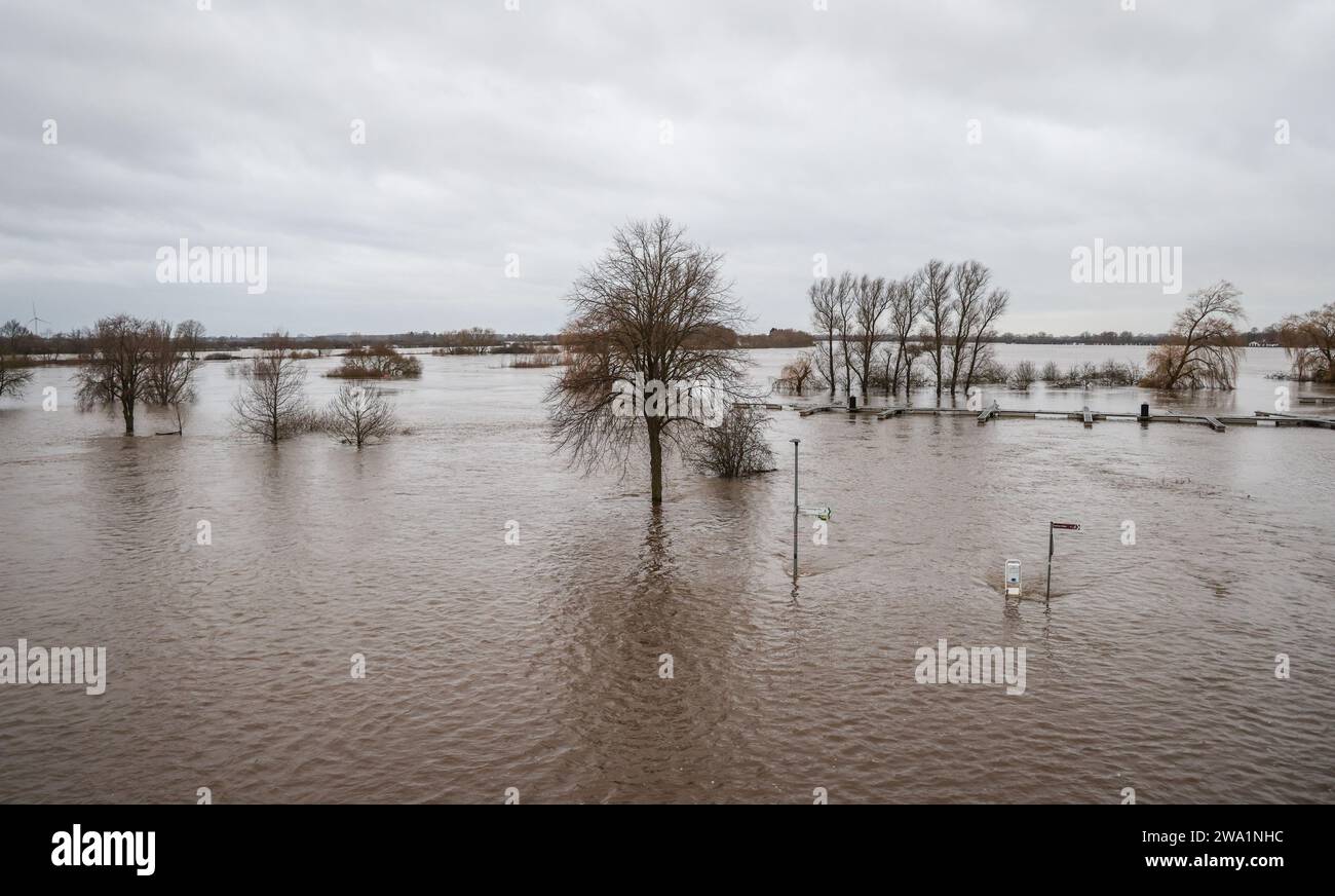 Achim, Germany. 01st Jan, 2024. The flood waters of the Weser are on ...