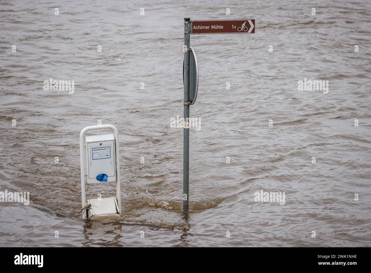 Achim, Germany. 01st Jan, 2024. The high water of the Weser flows ...