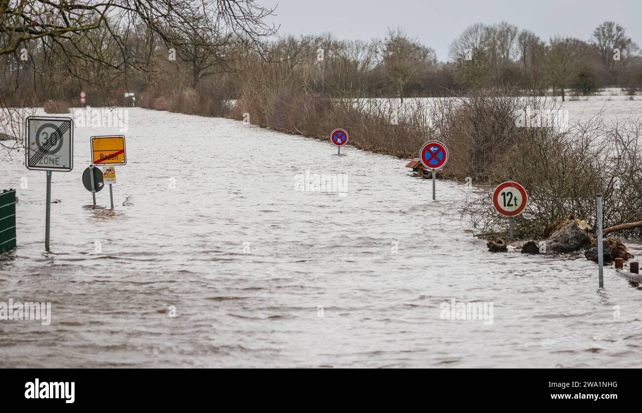 Achim, Germany. 01st Jan, 2024. The high water of the Weser has flooded ...
