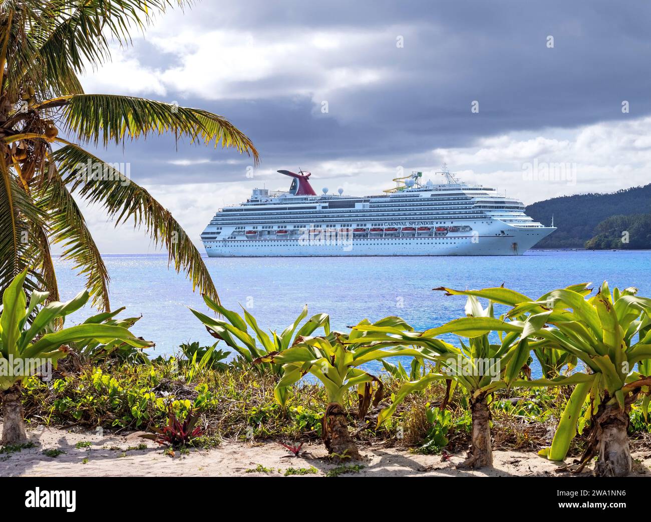 South Pacific Cruise / Cruise ship Carnival Splendor anchored off ...