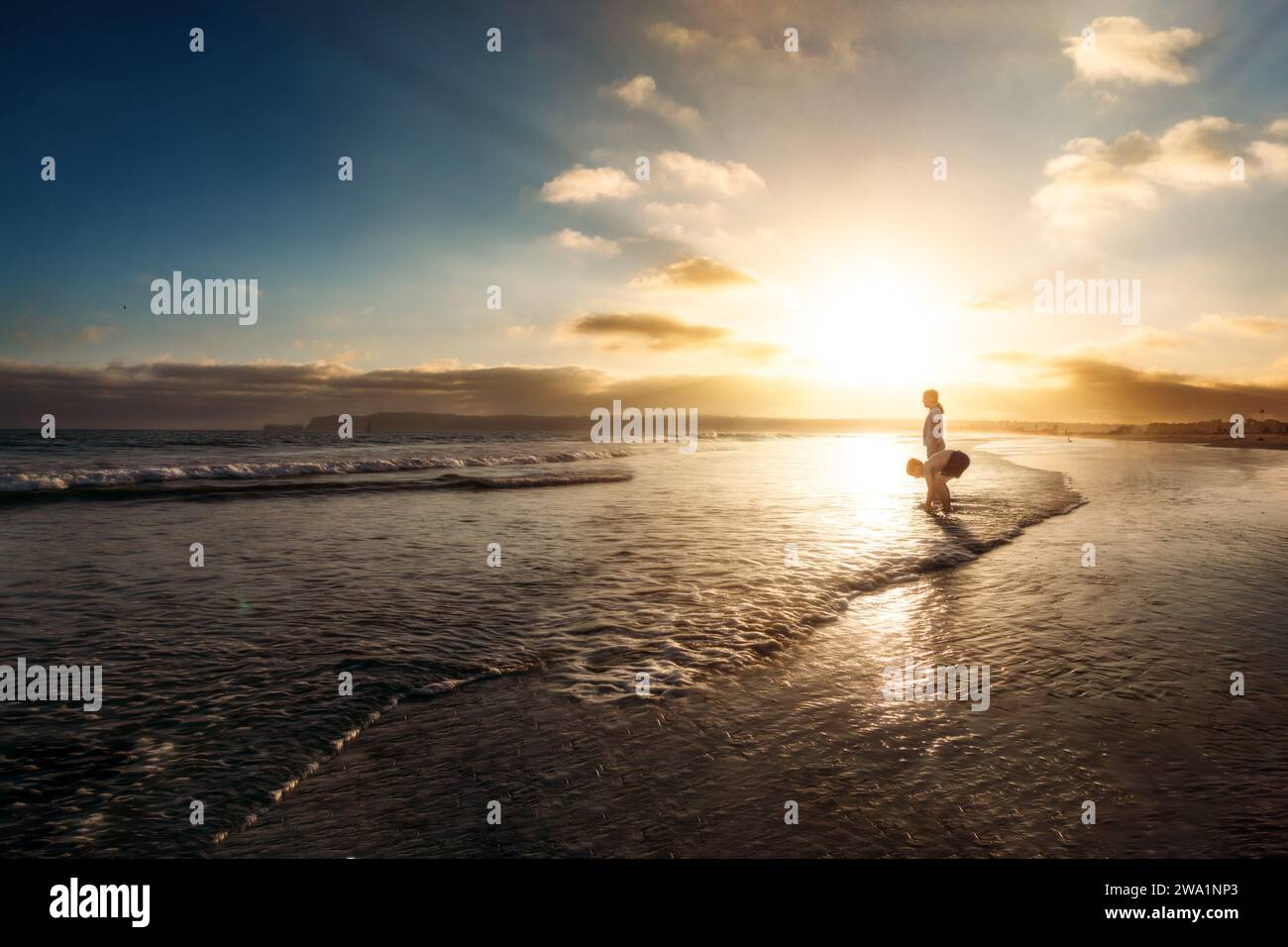 Child looking at ocean hi-res stock photography and images - Alamy