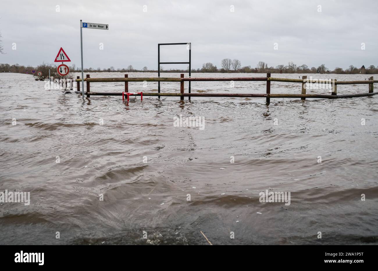 Achim, Germany. 01st Jan, 2024. The flood waters of the Weser stand on ...