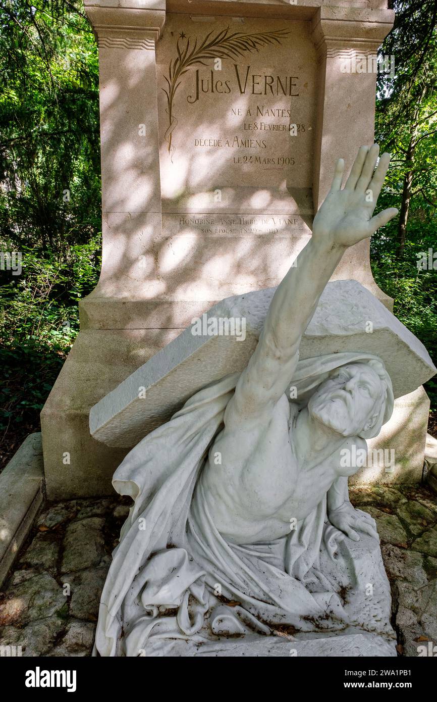 The famous writer Jules Verne's tombstone in Amiens | Tombe du celebre ...