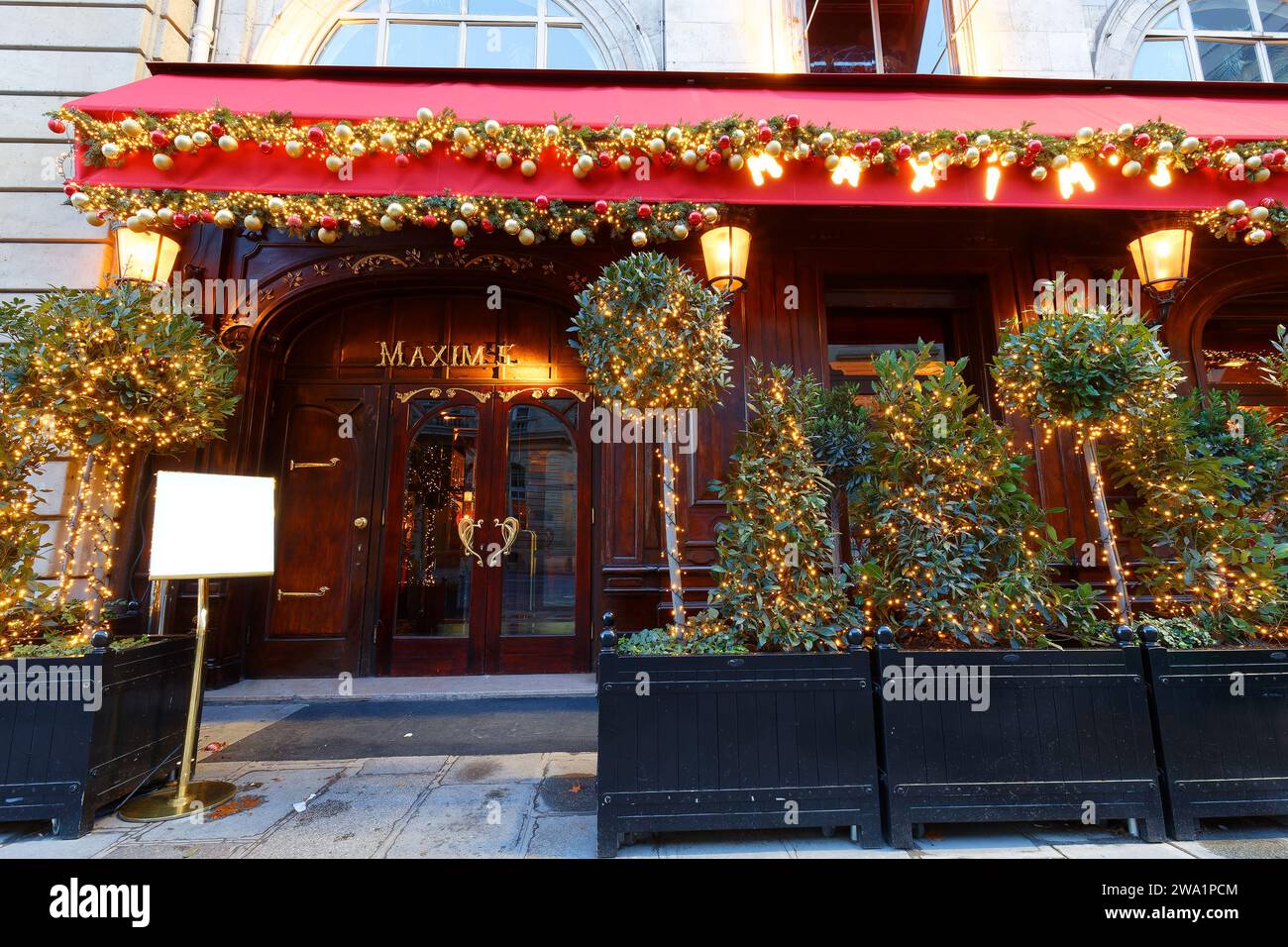 Maxim's paris vintage hi-res stock photography and images - Alamy