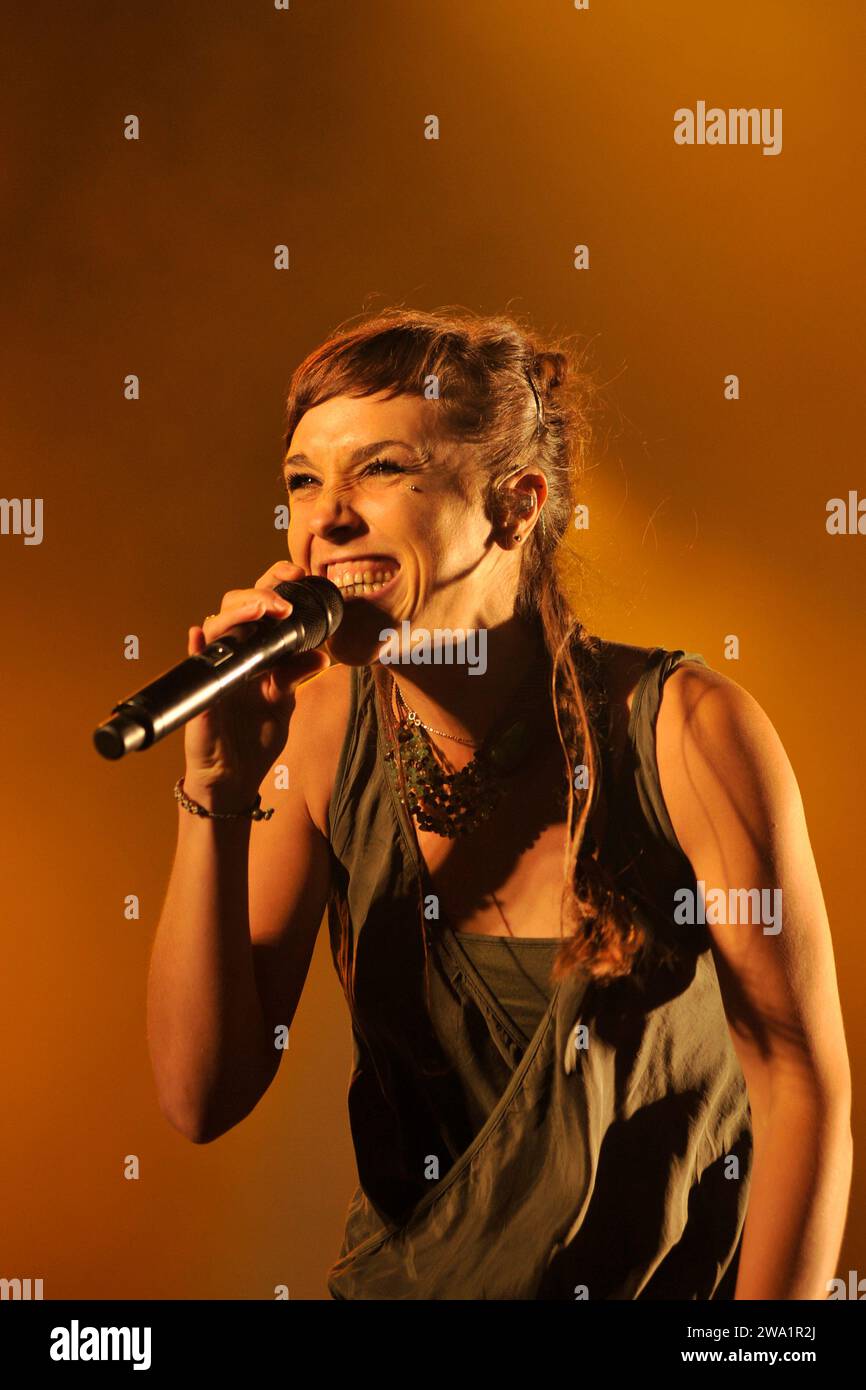 The french singer Zaz plays live in Forest National | Zaz en concert a ...