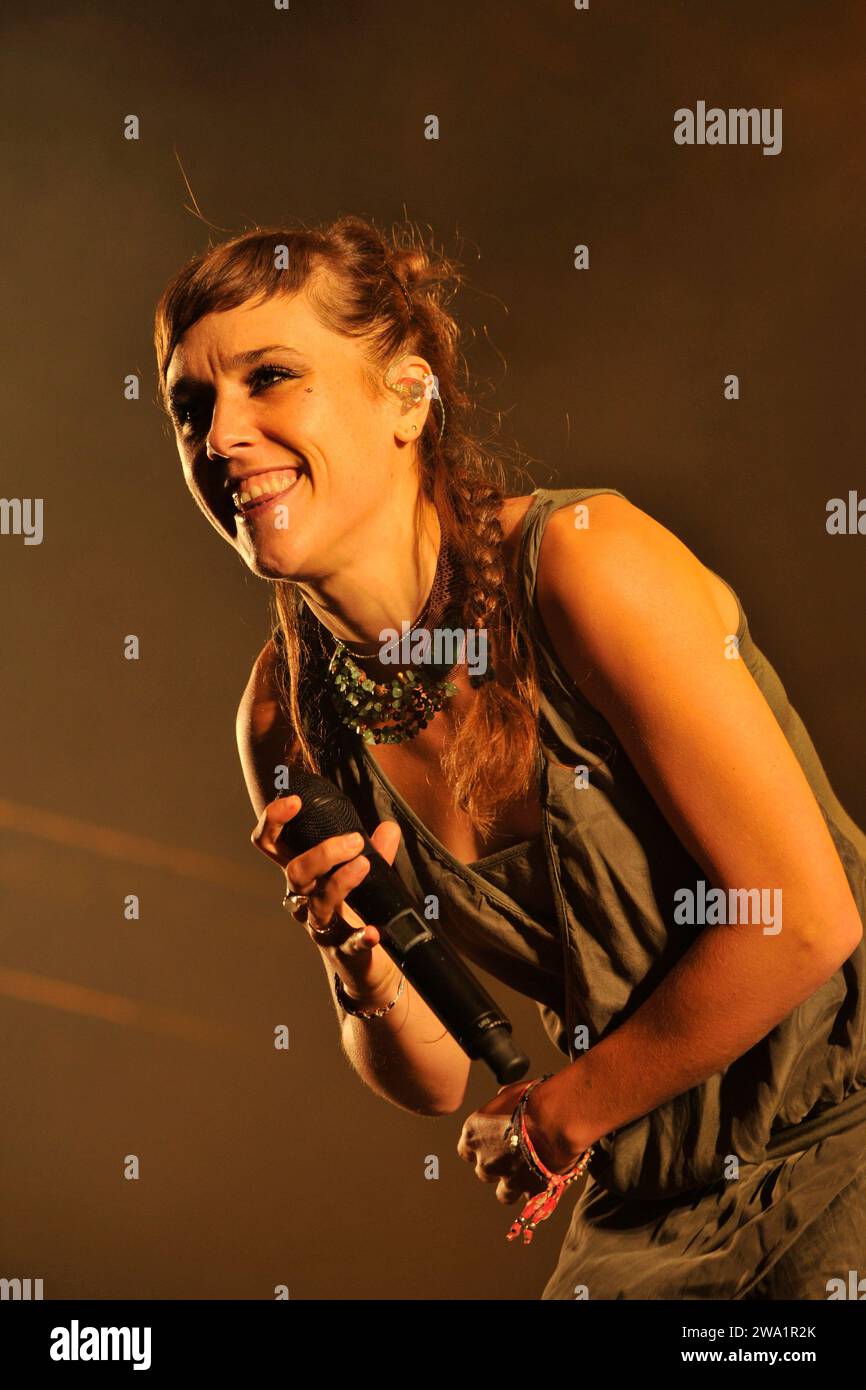 The french singer Zaz plays live in Forest National | Zaz en concert a ...