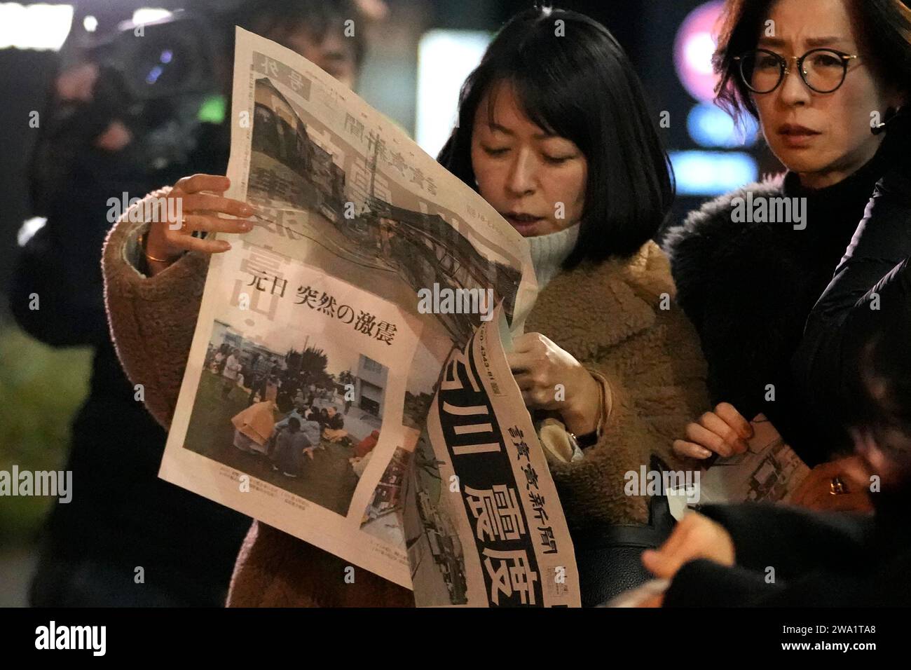 People read extra edition of Yomiuri Shimbun newspaper reporting the ...
