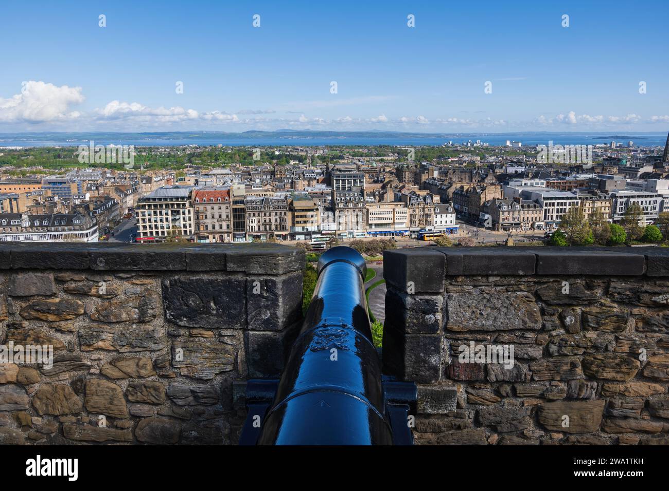 Facing cannon hi-res stock photography and images - Alamy