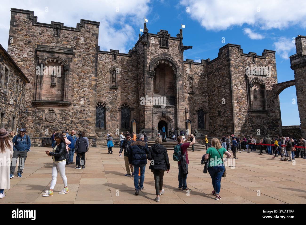 The war memorial building hi-res stock photography and images - Alamy